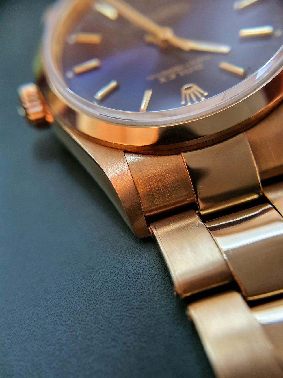 Montre Rolex Oyster Perpetual 14208 18k cadran bleu | Le Spécialiste ...